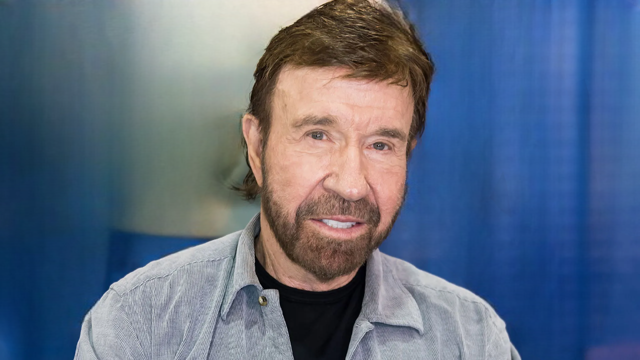 Chuck Norris Dies Hours After Being Admitted to Hawaii Hospital at Age ...